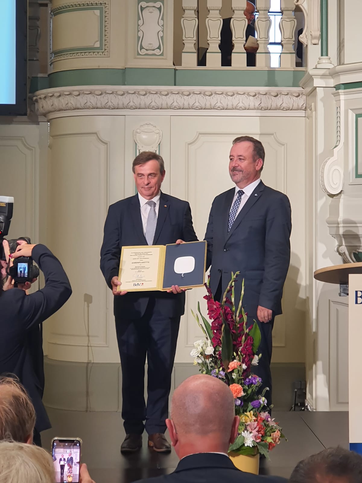 Die AGDM und der Sprecher Bernard Gaida mit Ehrenplakette des Bundes ...